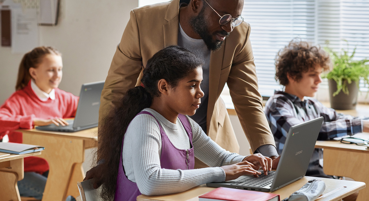 01_Chromebook_500e_2-in-1_12__Teacher_and_student - Tech-Test